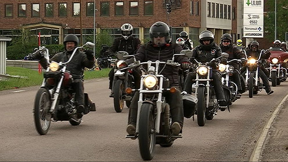 Stor MC-kortege genom Sundsvall | SVT Nyheter