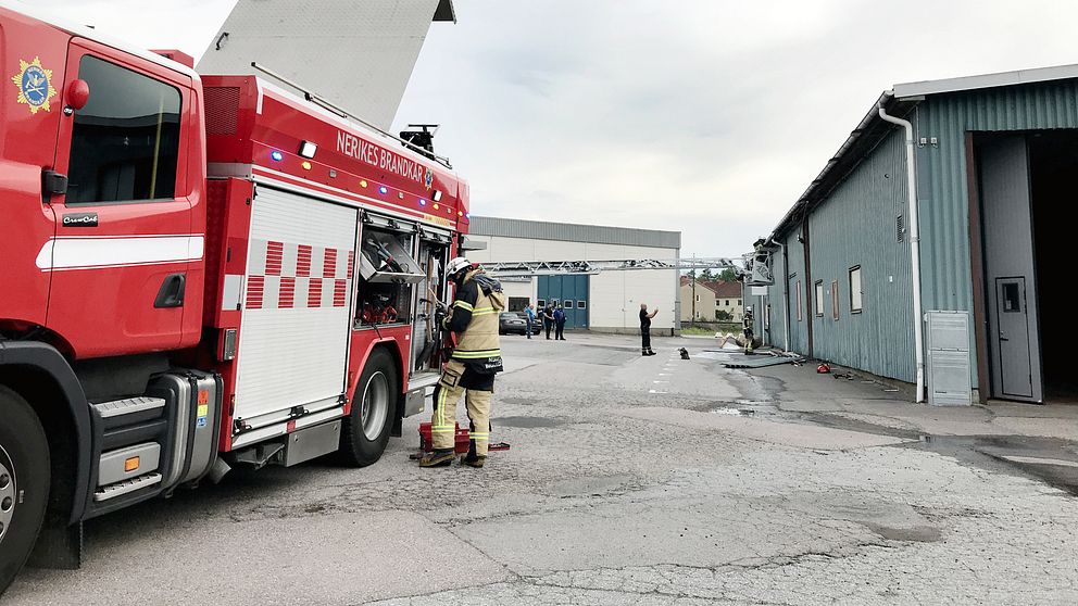 Glödbrand i industri i Hallsberg – sju brandbilar skickades till ...