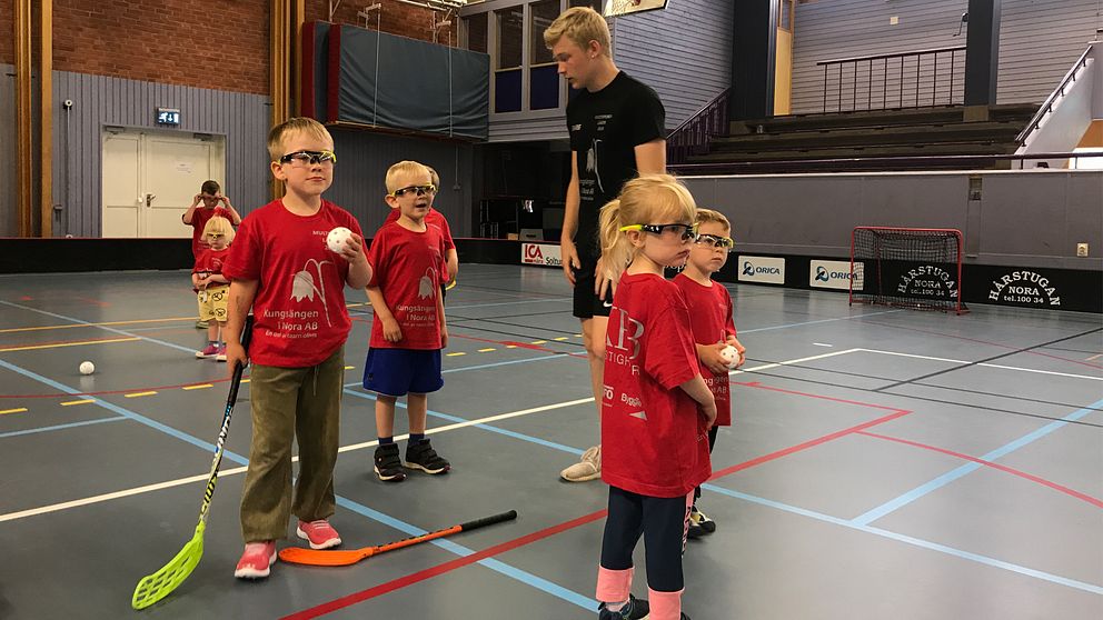 Ungdomar fixade sportläger för barnen i Nora | SVT Nyheter