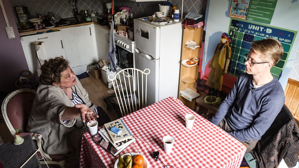 Här besöker socialchefen härbärget – och blir konfronterad av Marika ...