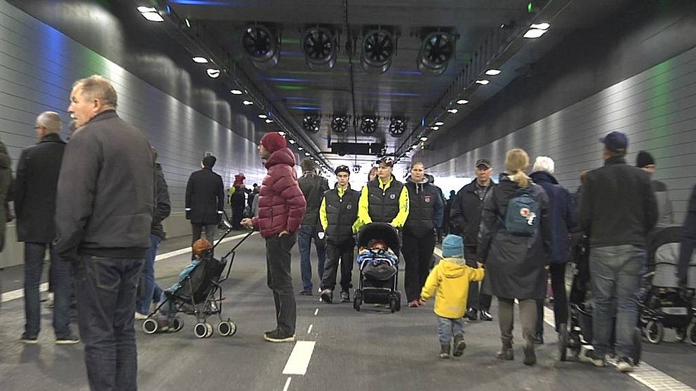 3000 promenerade i nya tunneln | SVT Nyheter