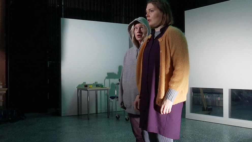 Här gestaltas psykvården med humor och allvar på teatern | SVT Nyheter