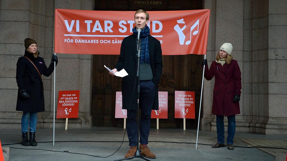 Protesterar mot regeringens ”pensionsstöld” | SVT Nyheter