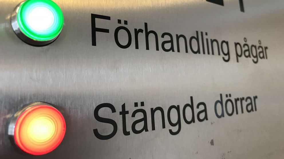 Rättegången hålls bakom stängda dörrar | SVT Nyheter