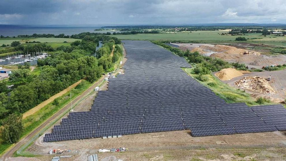 El till 2300 villor – snart invigs Sveriges största solcellspark | SVT Nyheter