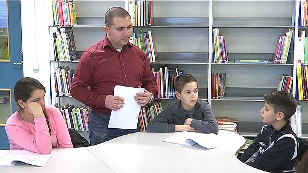 Elever på Wasaskolan ger ut egen bok | SVT Nyheter