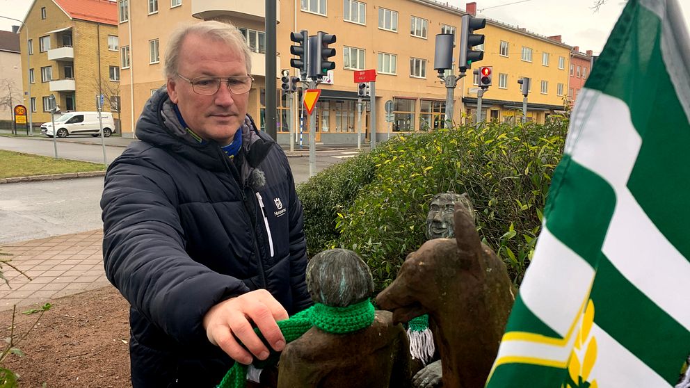 Smyckar G-mans staty inför J-Södras viktiga kvalmatcher | SVT Nyheter