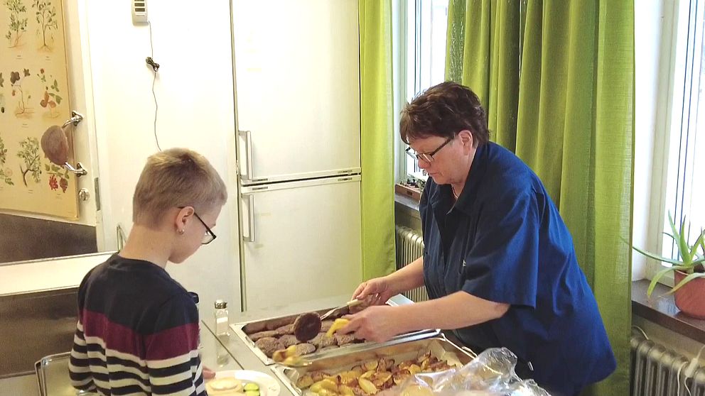 Rörbäcksnäs lagar egen skolmat igen för första gången på 14 år | SVT ...