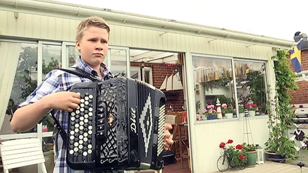 Kö till att lära sig spela dragspel | SVT Nyheter