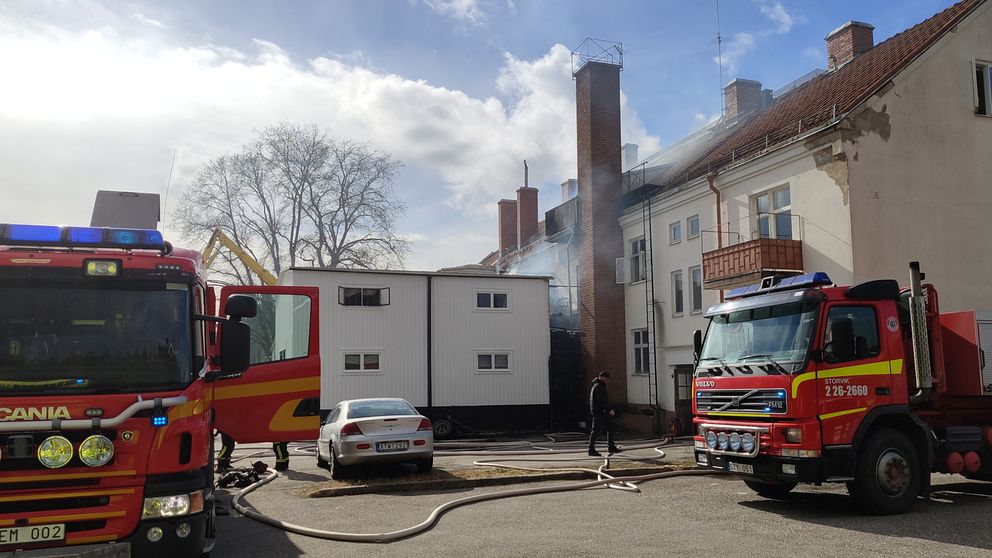 Fullt utvecklad brand i lägenhetshus i Storvik | SVT Nyheter