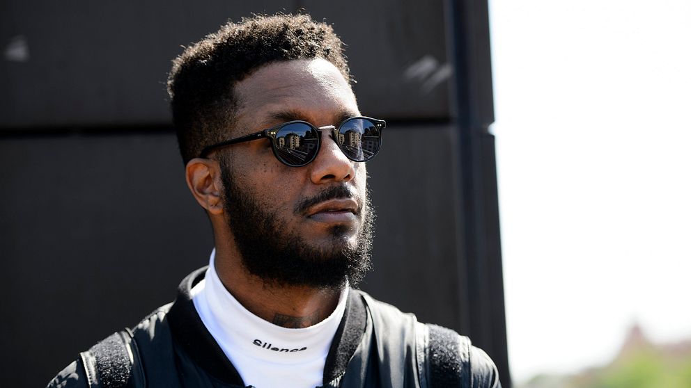 Adam Tensta demonstrerar i Helsingfors | SVT Nyheter