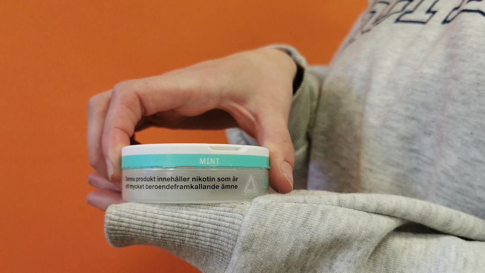 18-årsgräns införs för vitt snus – det vet vi om hälsoriskerna | SVT ...