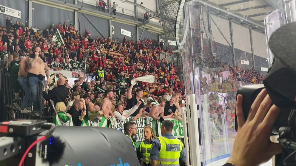 Se Färjestads fans fira SM-guldet – björnvrålen tystades av vargarnas ...