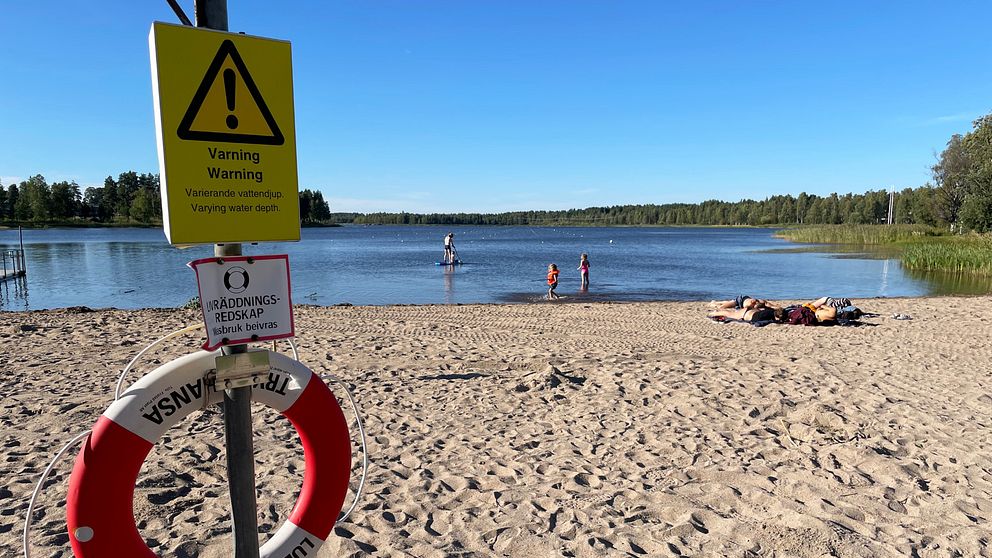 Badvarning i Luleå – djupa hål vid populära stranden | SVT Nyheter