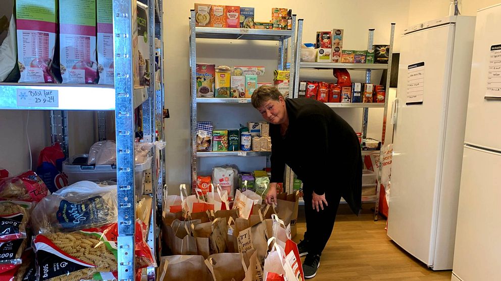 Ökat behov av hjälp med mat i Blekinge – hundratals kassar delas ut varje vecka | SVT Nyheter