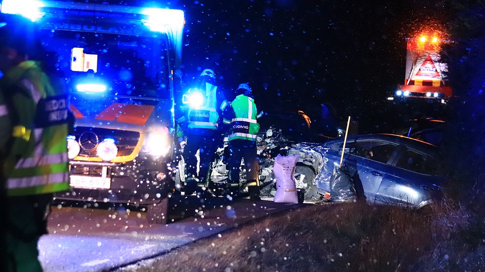 Tre bilar i olycka utanför Herrljunga | SVT Nyheter