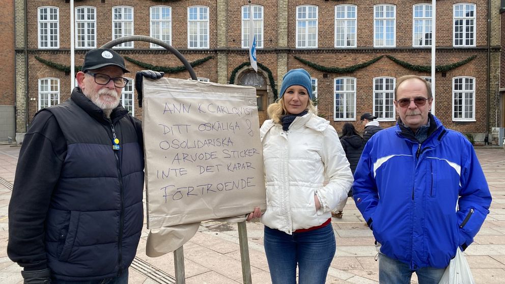 Jessica demonstrerar mot politikerarvodena i Trelleborg | SVT Nyheter