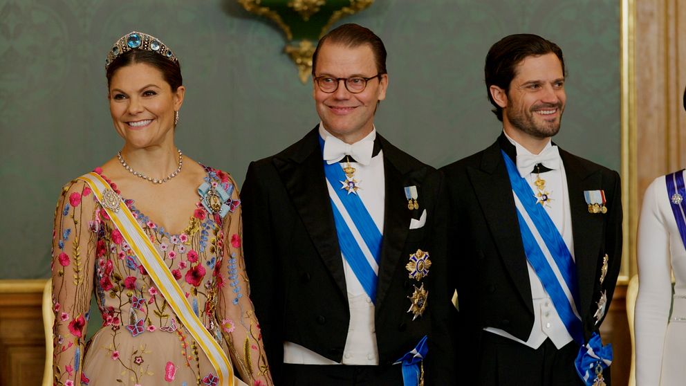 Kungens svar på kritiken: ”Jag är stolt över Victoria” | SVT Nyheter