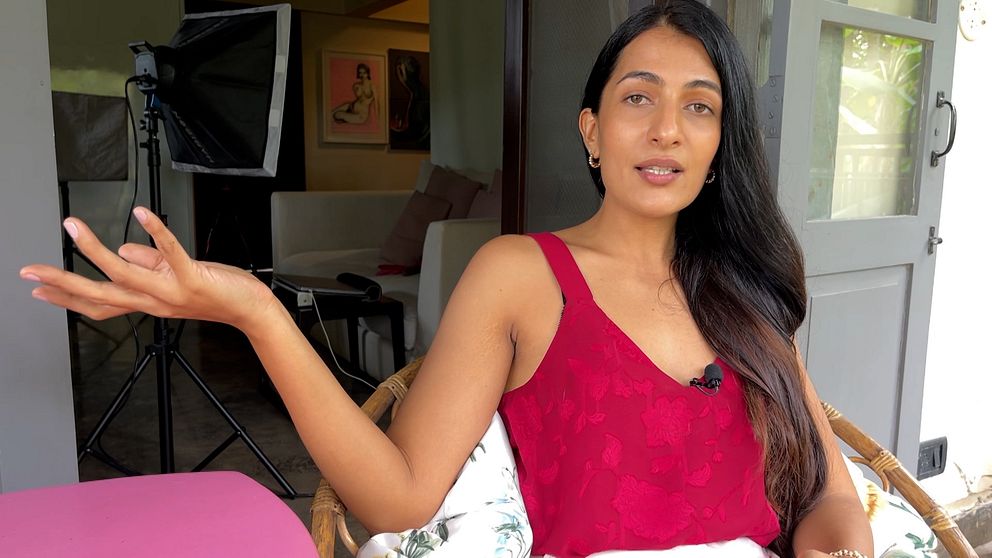 Indisk influerare utbildar unga indier om sex | SVT Nyheter