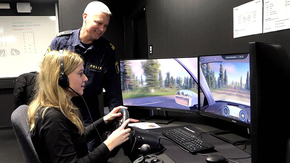 Här testar SVT:s reporter att köra digital polisbil: ”Lite som att ...