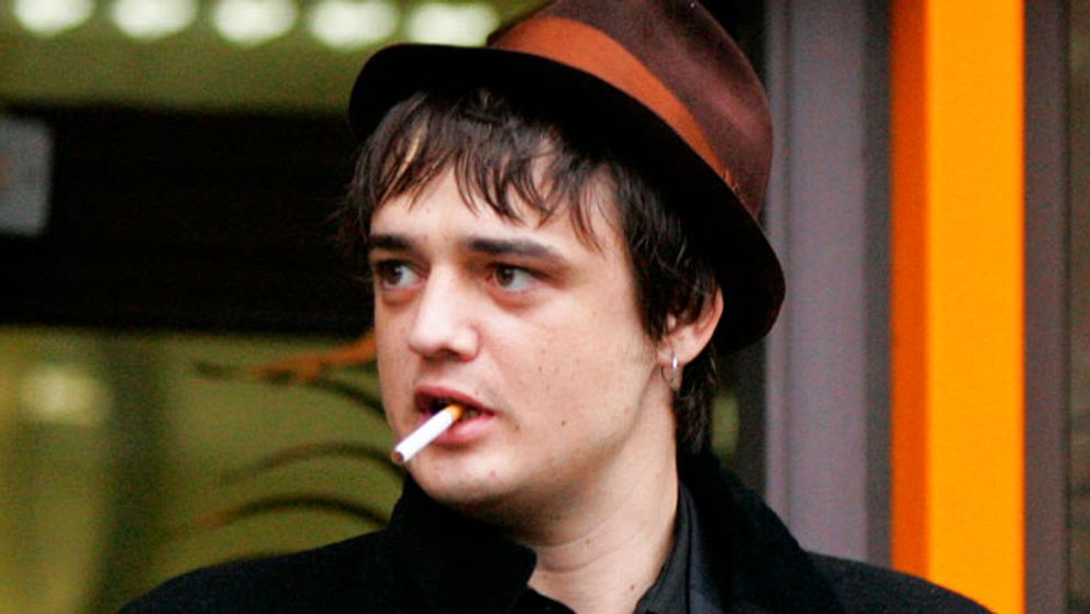 Pete Doherty flyr Winehouses spöke | SVT Nyheter