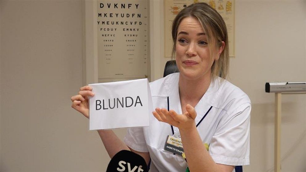 Arbetsterapeuten Caroline gör demenstester – så går det till | SVT Nyheter