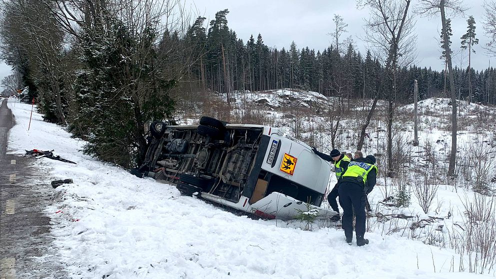 Skolbuss krockade med personbil utanför Bodafors | SVT Nyheter