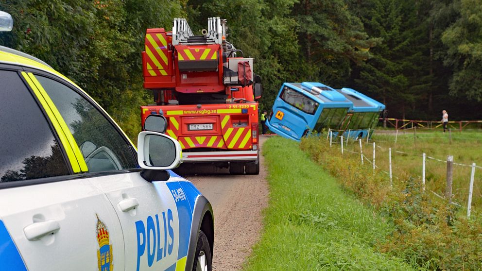 Skolbuss körde av vägen – barn evakuerades genom fönster | SVT Nyheter