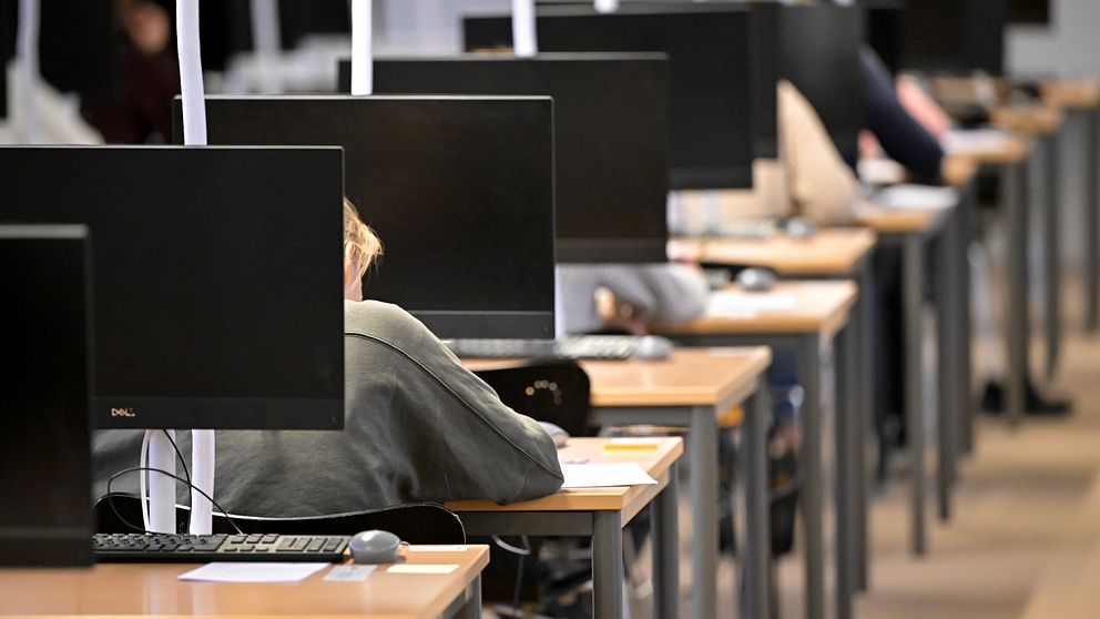 Skolverket ställer in digitala nationella prov | SVT Nyheter