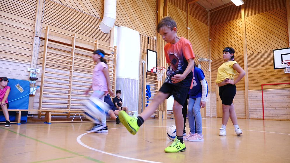 Tyra, 5, fick cancer på grund av extremt ovanlig sjukdom | SVT Nyheter