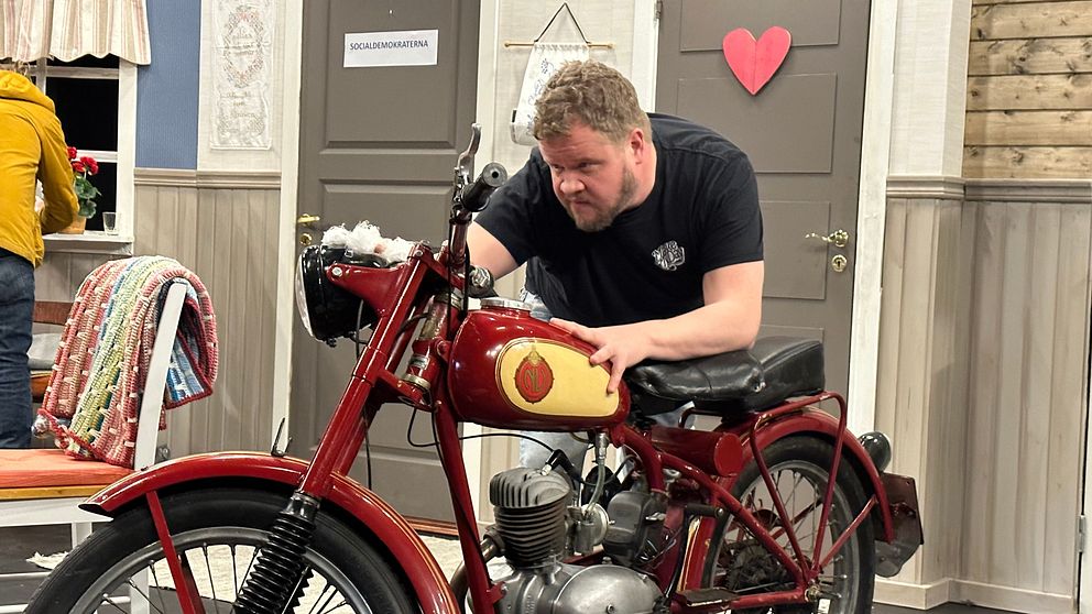 Fars av Adde Malmberg ska ge många skratt på Värmlandsteatern | SVT Nyheter