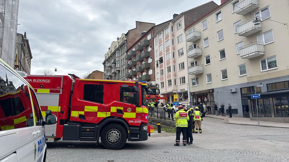 Man förd till sjukhus efter lägenhetsbrand i Karlskrona | SVT Nyheter