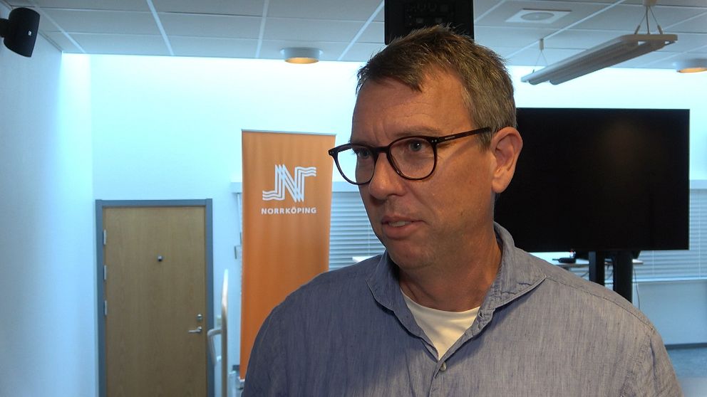 Tusentals tvingas ha med passet på jobbet – kontroll av arbetstillstånd | SVT Nyheter