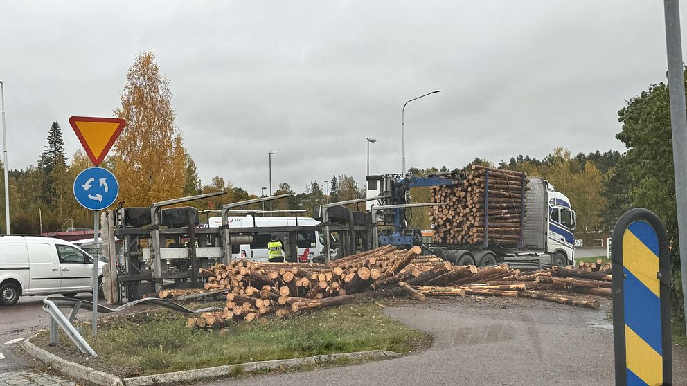 Lastbilssläp med timmer välte – långa köer utanför Falun | SVT Nyheter