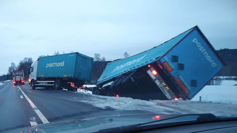 Postnord-lastbil halkade av vägen – varnar för ishalka | SVT Nyheter