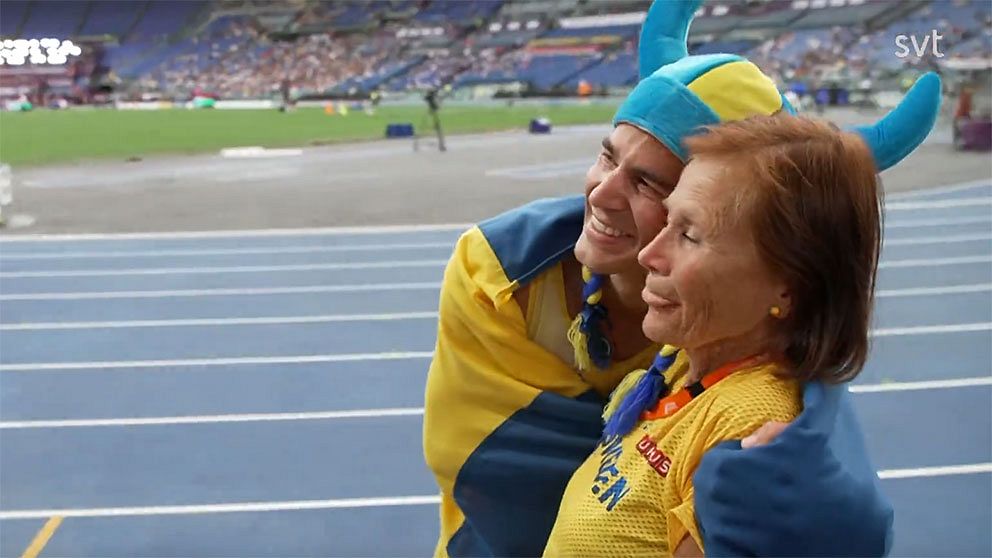 Se Perseus firar EM-guldet med mamma Siv | SVT Nyheter