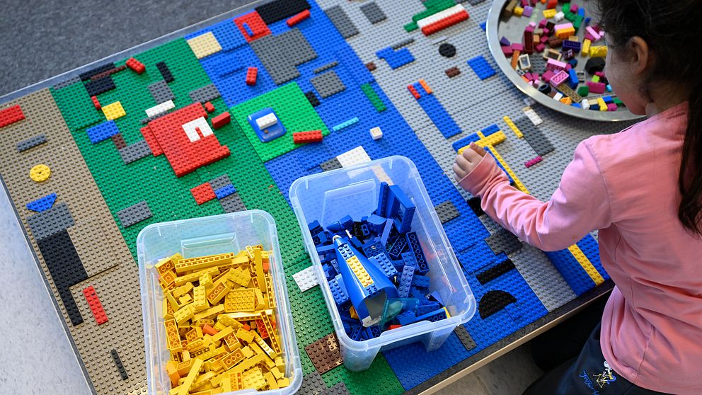 Lista: Så länge får barn till föräldralediga vara i förskolan i ...