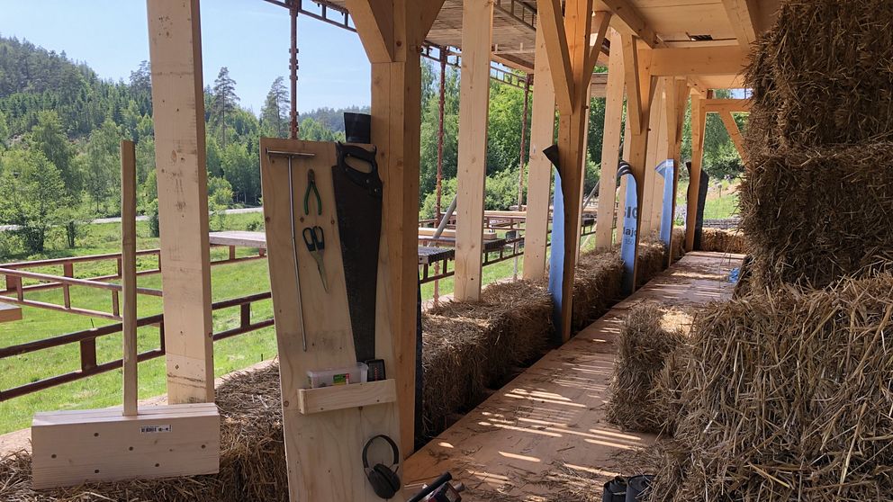 De bygger sitt drömhus på Orust – av lera och halm | SVT Nyheter