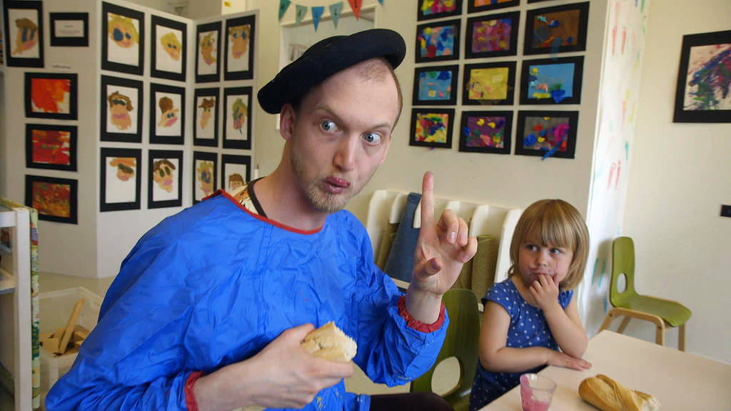 Pappa på förskolan – Pappan vill också måla! | SVT Play