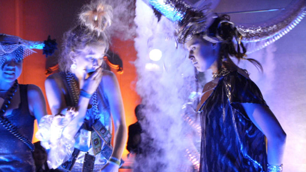 En andra chans – 11. Rökridåer - Engelska | SVT Play