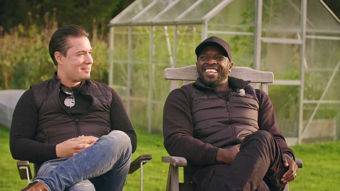 Sommaren i Grums – 5. Kodjo Akolor och David Druid är pool boys | SVT Play