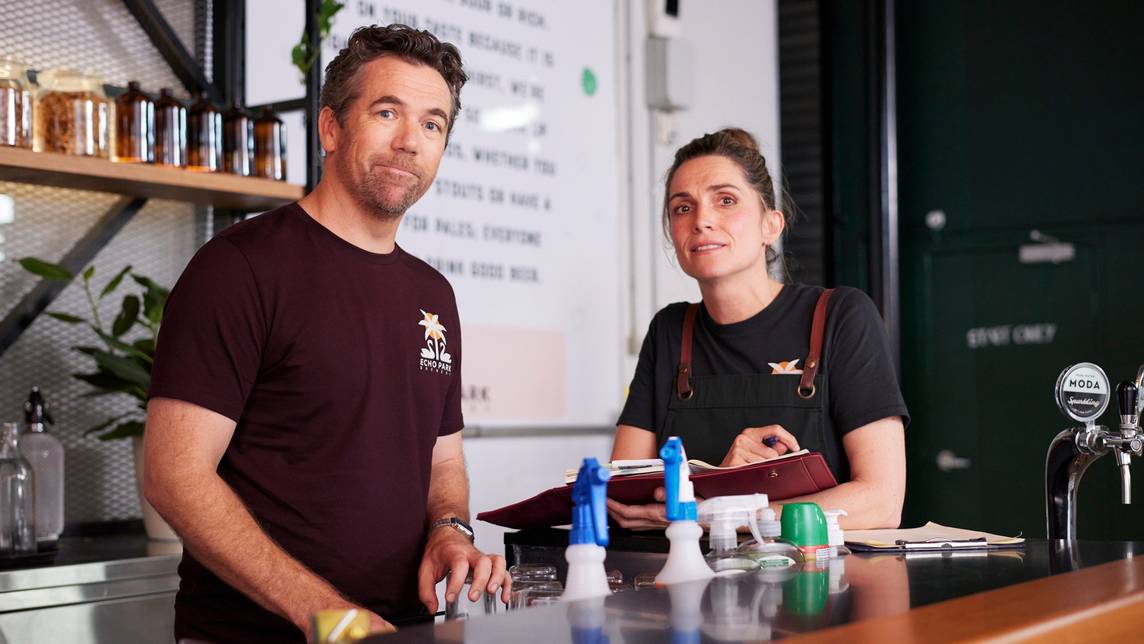 Två singlar och Colin – 2. Bacon in the Drawer | SVT Play