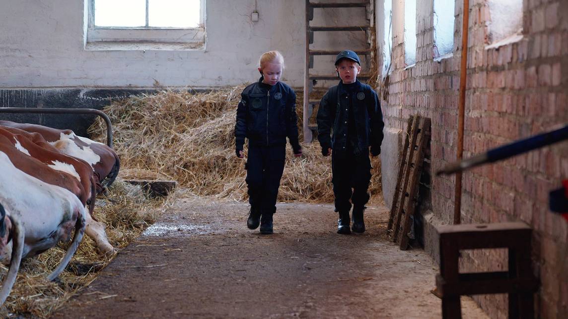 Mini-Agenterna – 10. Fallet med de knasiga djurrösterna | SVT Play