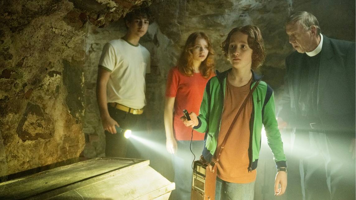 Tordyveln flyger i skymningen – Avsnitt 3 | SVT Play