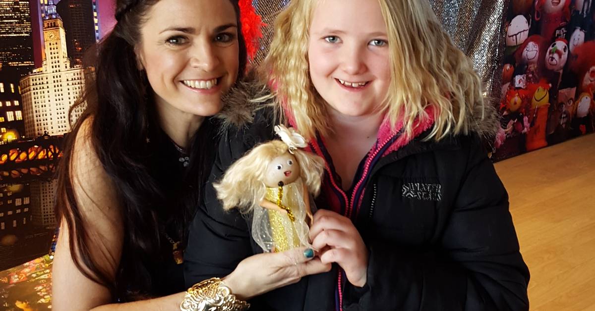 Enköpingstjej tävlar i Minimello | SVT Nyheter