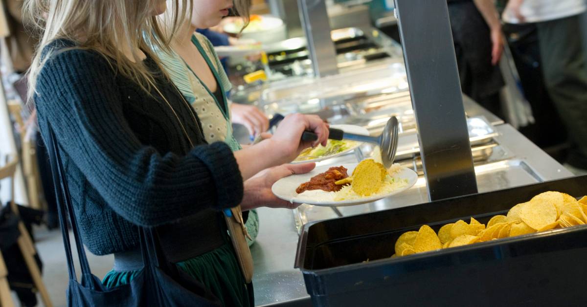 Så här mycket kostar skolmaten i din kommun | SVT Nyheter