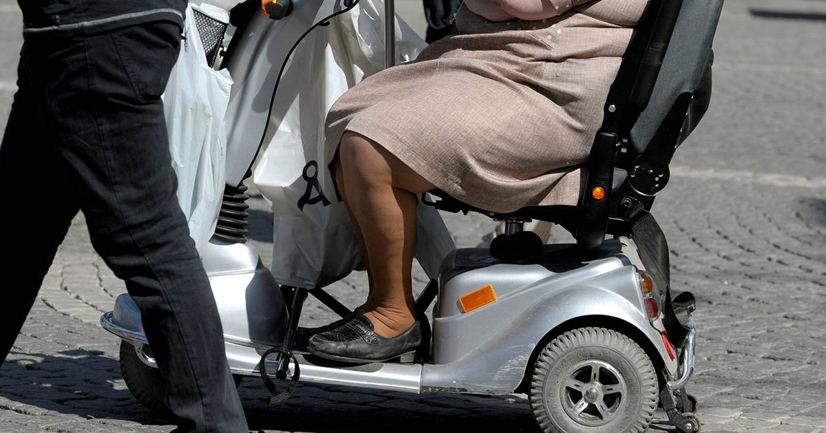 Tjuvduo stal väska av handikappad i permobil – åtalas | SVT Nyheter