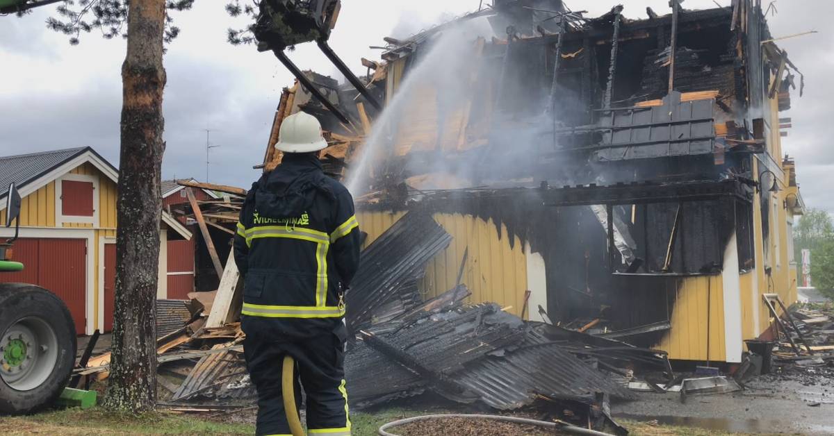 Kraftig villabrand i Vilhelmina – 40-åring anhållen misstänkt för grov mordbrand | SVT Nyheter