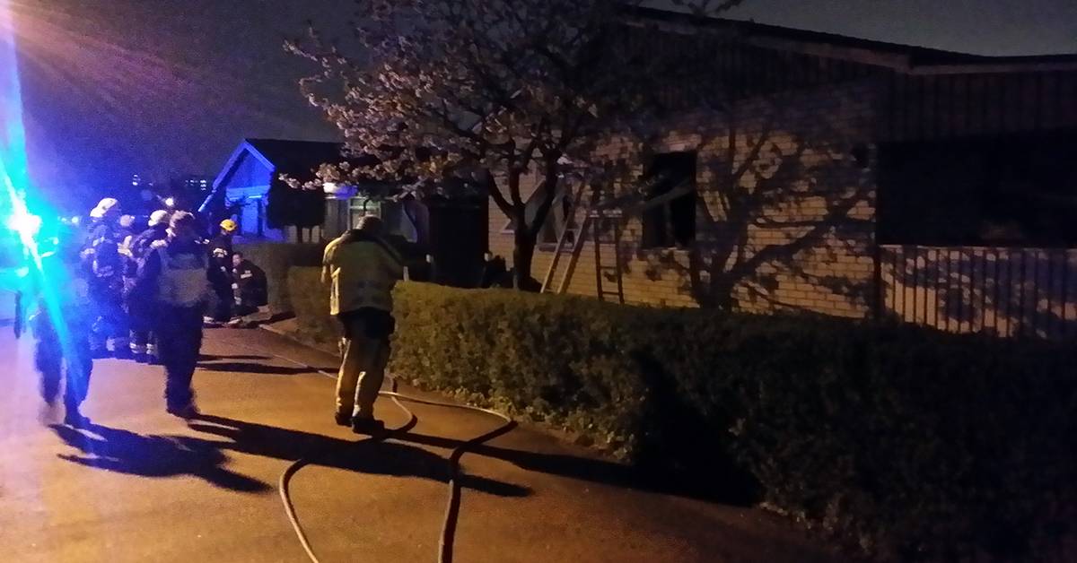 Kraftig villabrand i Västerås | SVT Nyheter