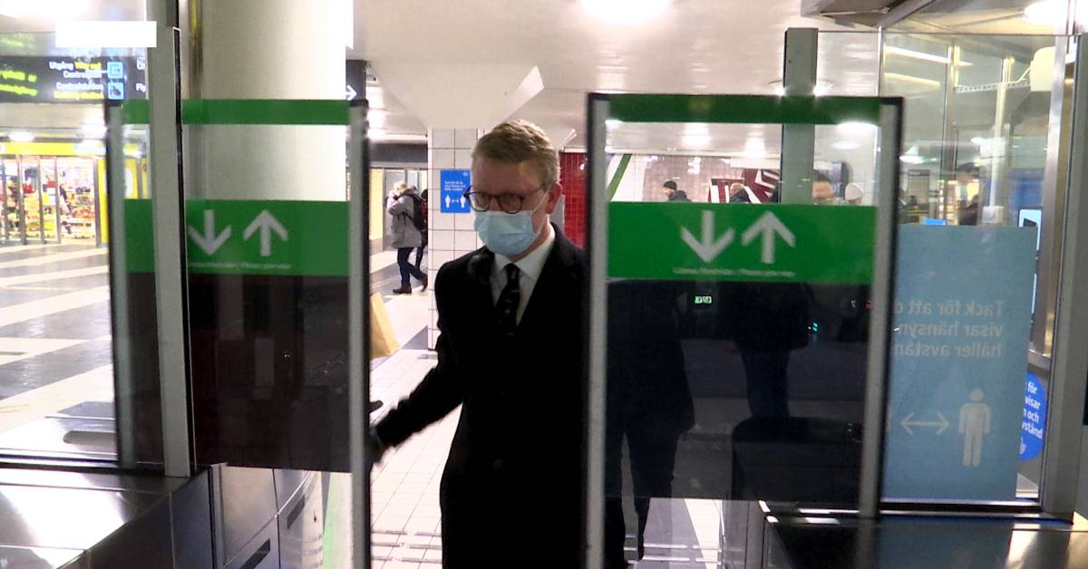 Nu kan du blippa din SL-biljett med bankkort | SVT Nyheter